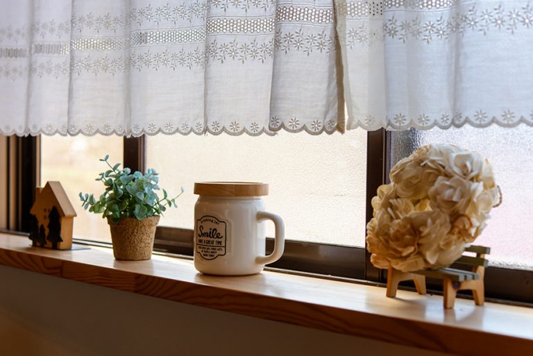 カフェカーテンとは？ 種類やメリット、購入する際に押さえておきたいポイントをご紹介 | オーダーカーテン通販のaiika（アイカ）公式ブログ