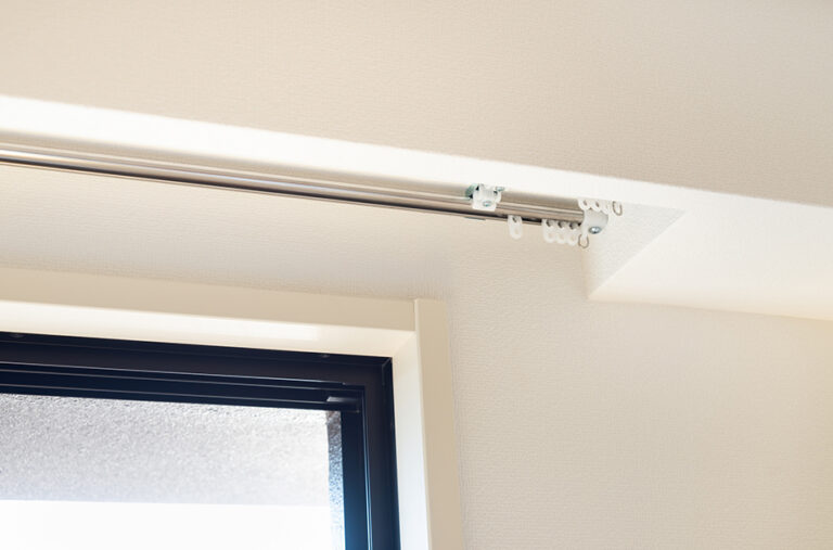 カーテンの取り付け方とは？ 正しい取り付け方法やカーテンレールがない場合の対処法も紹介 | オーダーカーテン通販のaiika（アイカ）公式ブログ