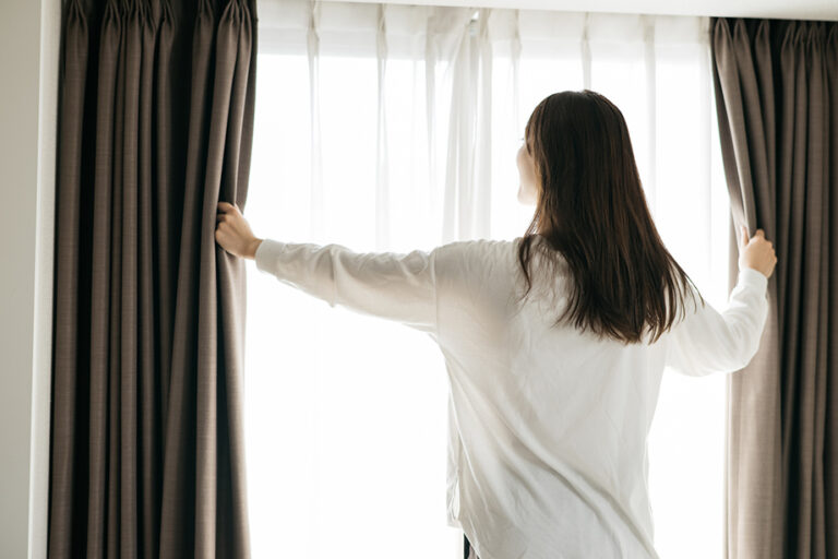 遮光カーテンの1級と2級の違いとは？ それぞれのメリット・デメリットも解説 | オーダーカーテン通販のaiika（アイカ）公式ブログ